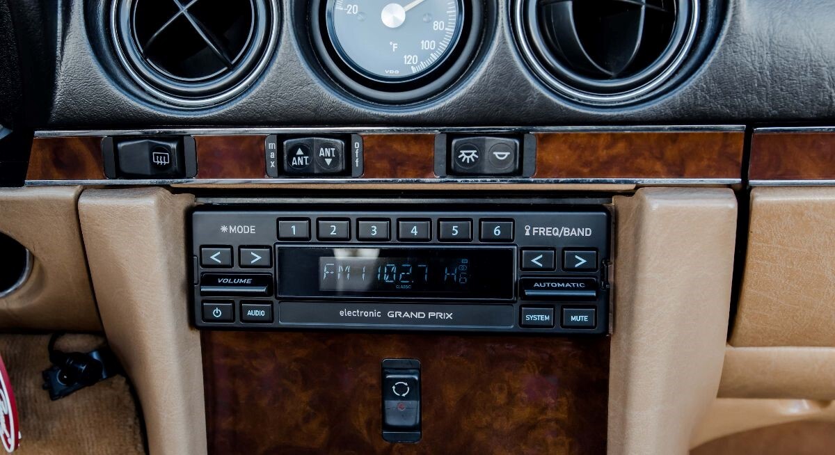 RetroSound GRAND-PRIX-FACE RetroSound Gran Prix DIN Radio Replacement ...